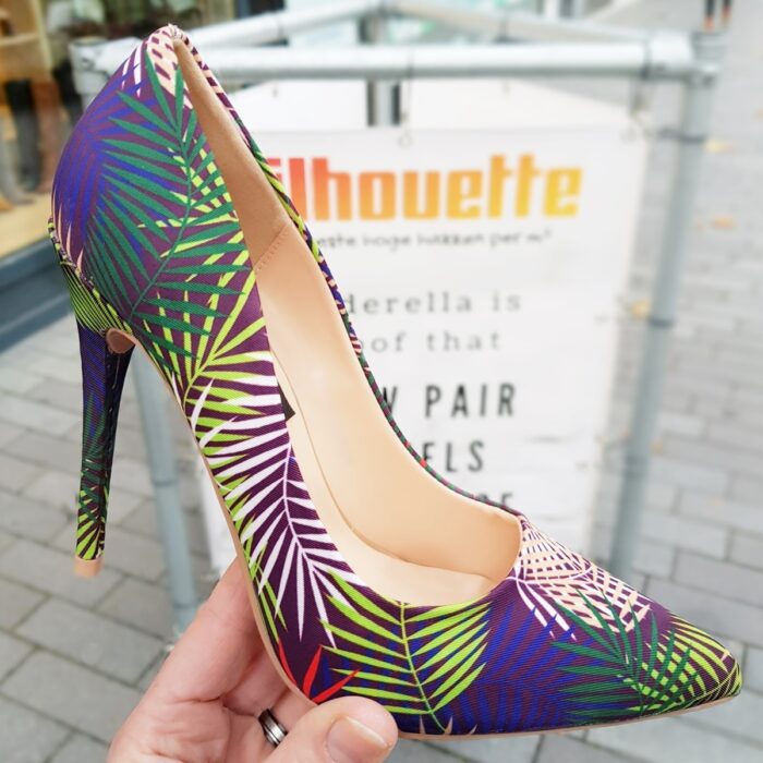 Vrolijk gekleurde pumps met hoge hak en bladeren