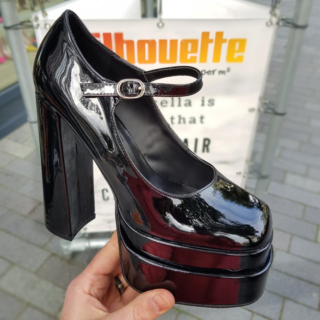 Zwarte pumps met dubbele plateau | lookalike V.e.r.s.a.c.e