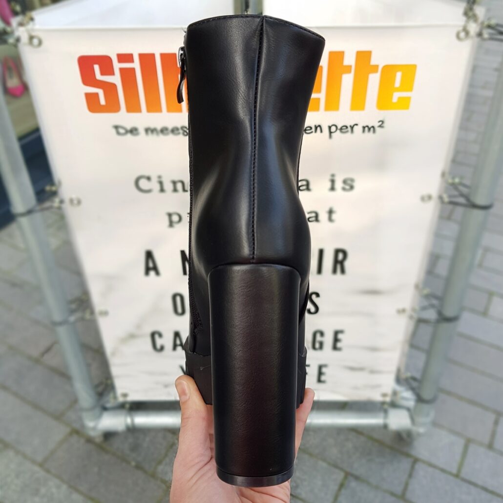 Zwarte korte laarsjes met brede hak en ronde neus