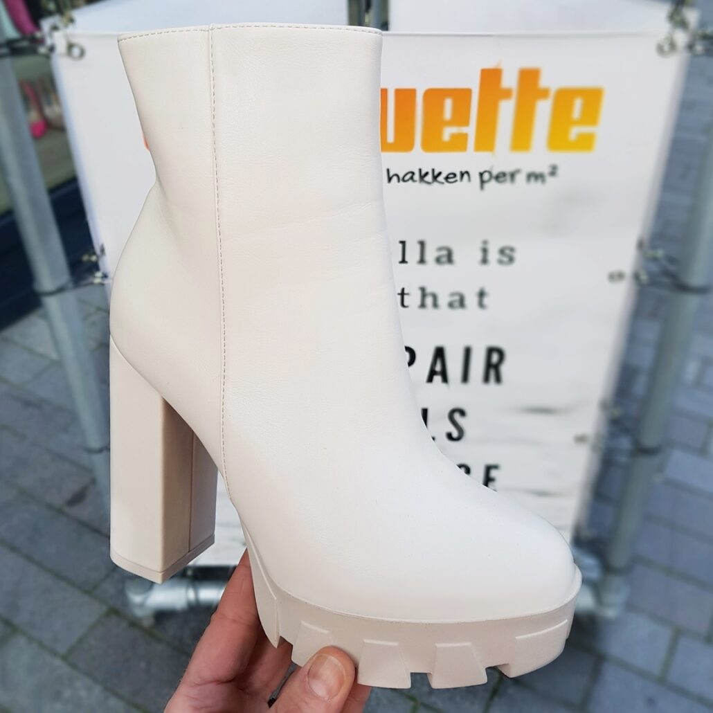 Beige korte laarsjes met brede hak en ronde neus