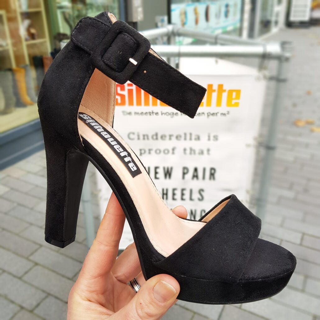Zwarte hakken met plateauzool en open teen | Silhouette