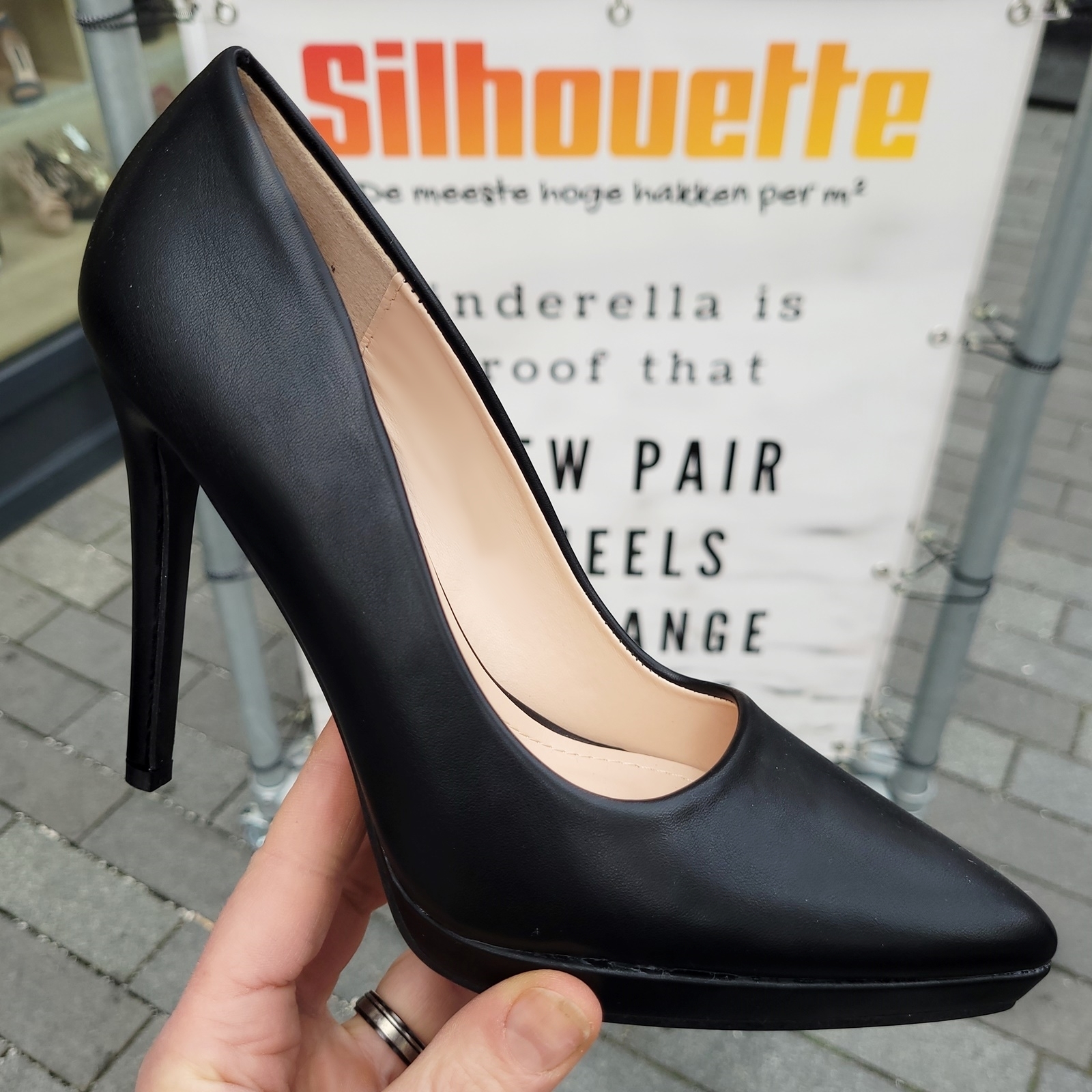 Zwarte hoge hakken met klein plateautje | Silhouette