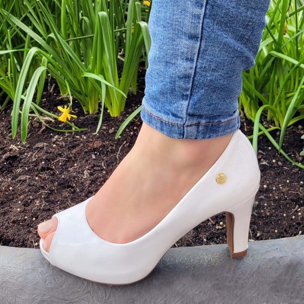 Witte pumps met open teen en lage hak | Witte peeptoe pumps