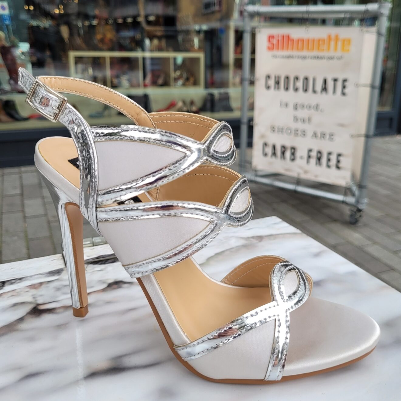 Sandalen met naaldhak in ijswit met zilver | Silhouette